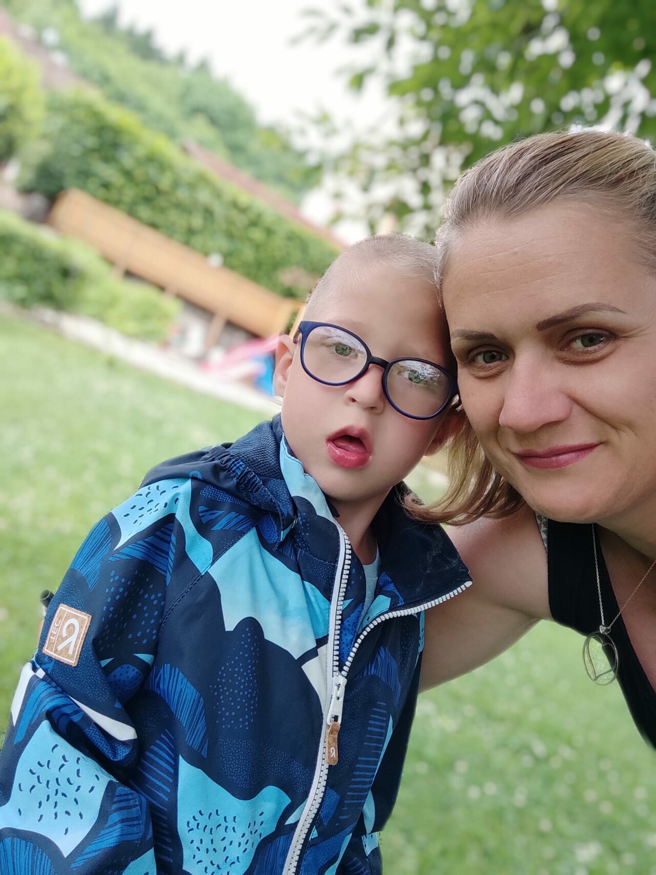 Syn se narodil bez konečníku a trpí silnou separační úzkostí. Říkali ...