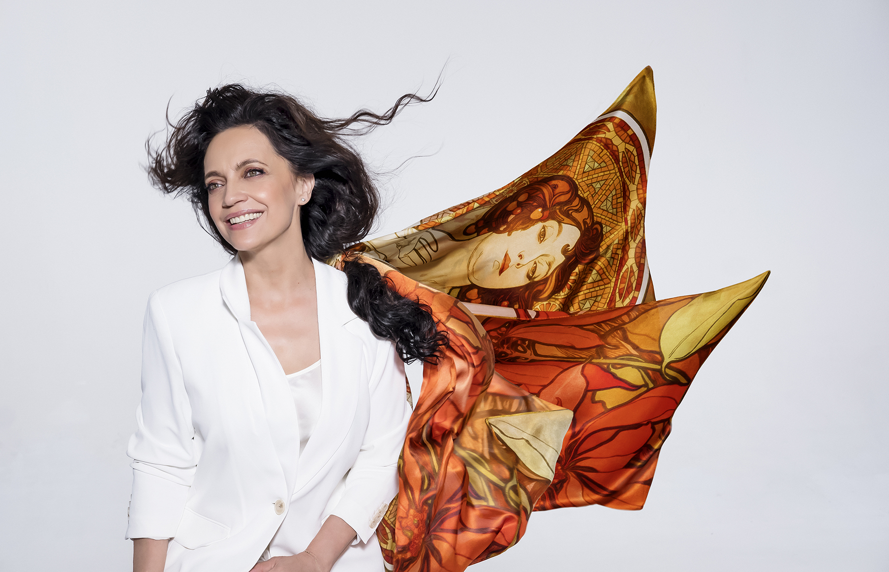 iMUCHA Show má v Dubaji předvoj. Šátky, které si oblíbila i Lucie Bílá ...