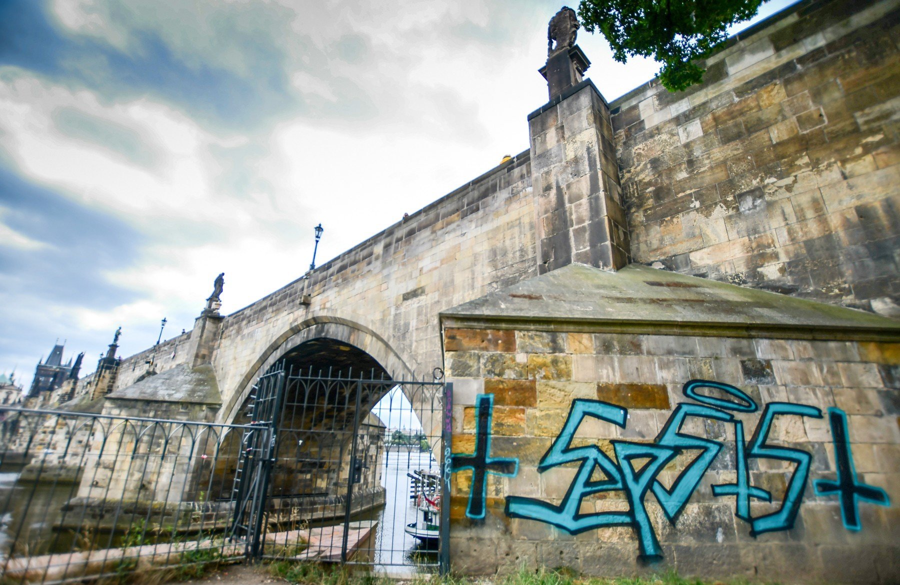 Ostrá tužka Karla Křivana: Graffiti na Karlův most patří - Flowee