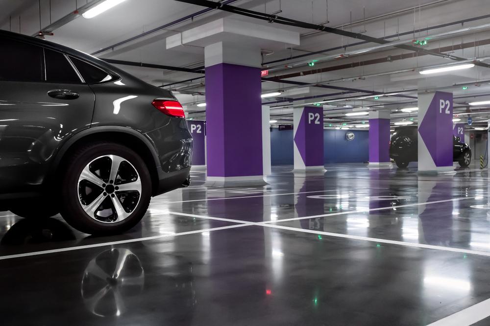 Proč parkujeme vedle jediného auta na parkovišti? Není to náhoda - Flowee