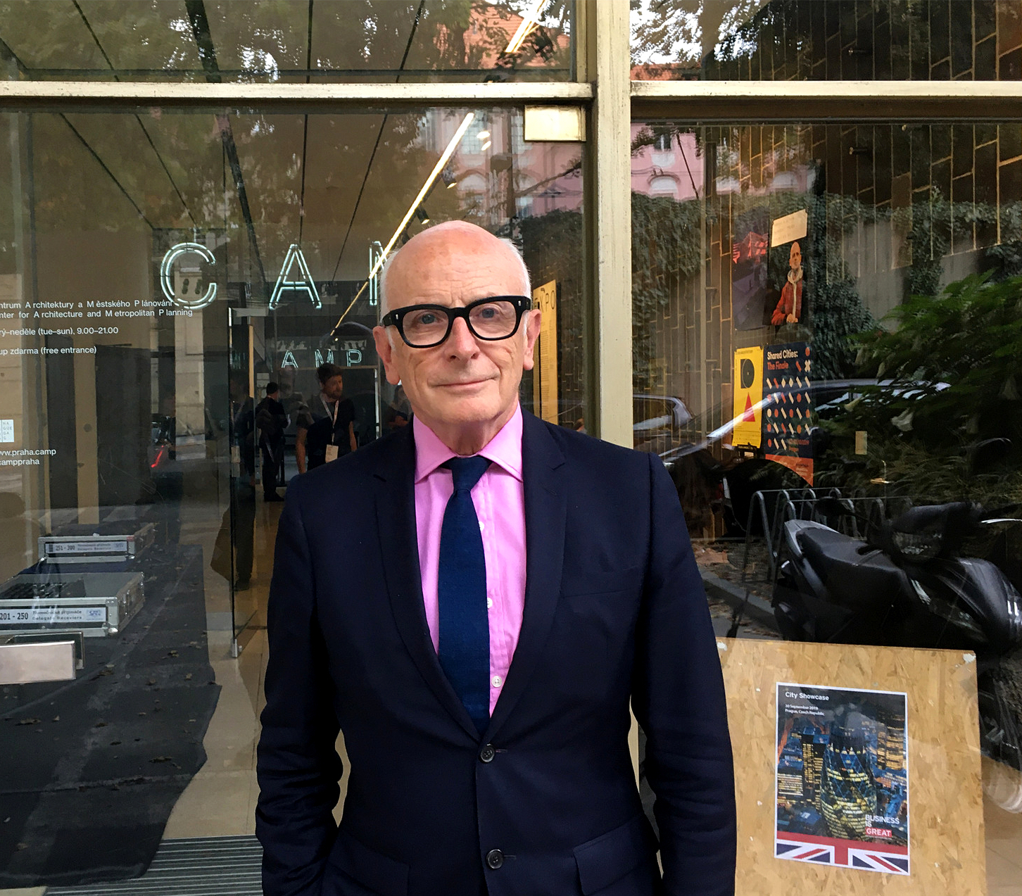 Parkoviště v centru Londýna jsou prázdná, nikdo je nepotřebuje, říká ...