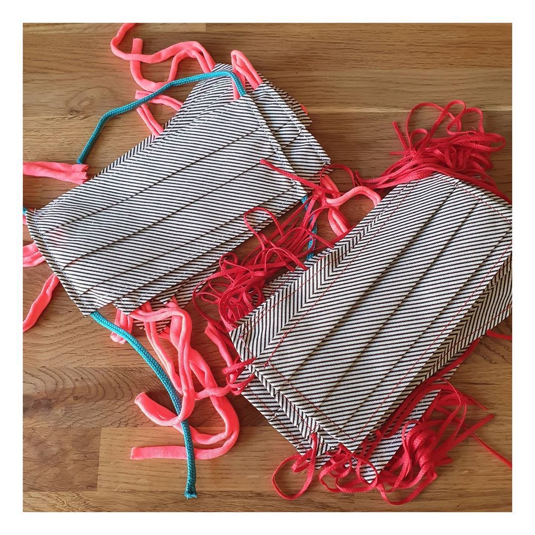 Šije se ručně, na stroji i na síti. Designérka o tom, jak strhnout masy ...